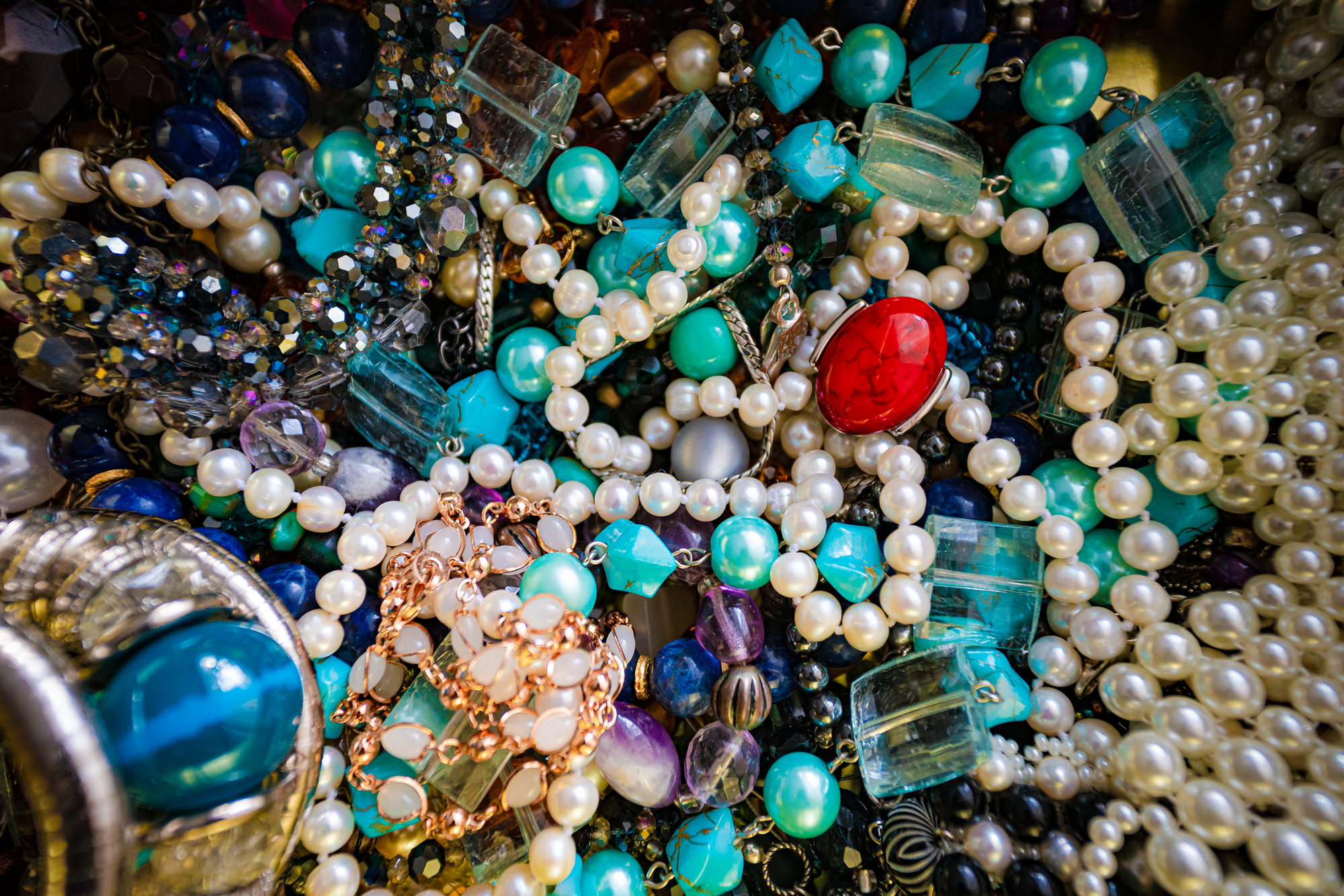 Pearls vs. Other Gemstones: What Makes Pearls Unique?